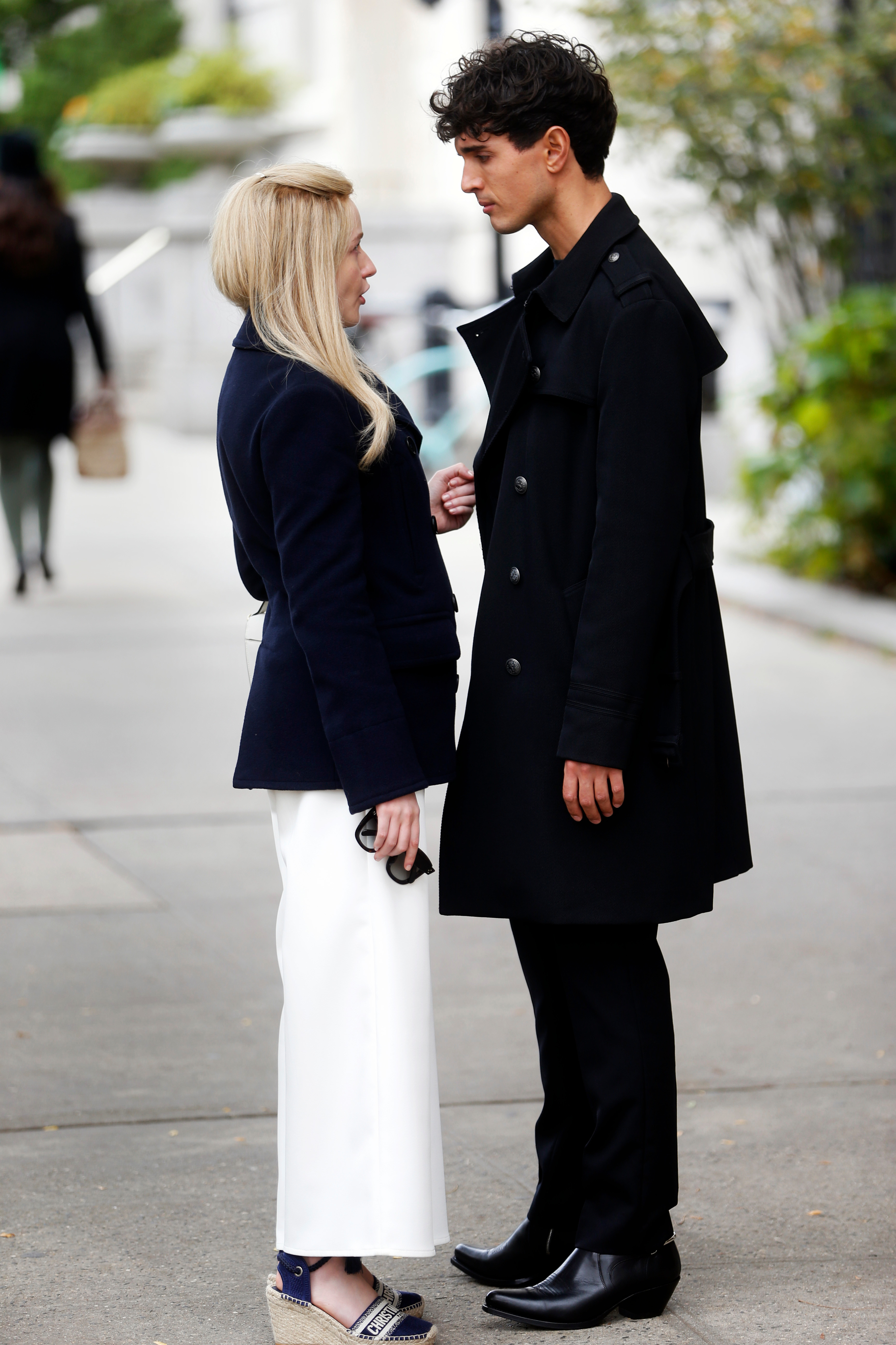 Jordana Brewster makes out with her boyfriend and more star snaps