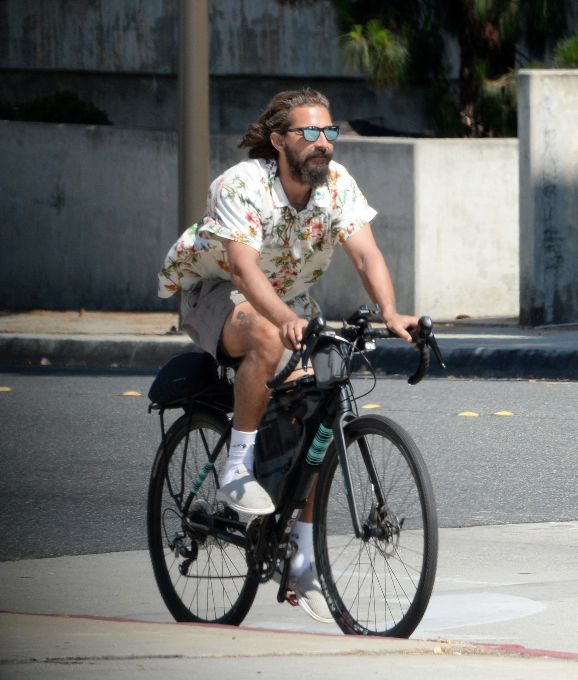 Ella Emhoff holds hands with boyfriend Sam Hine and more star snaps