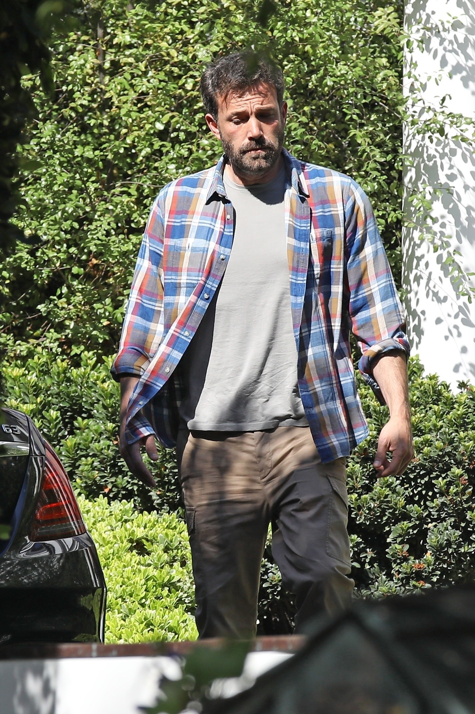 Ben Affleck looks tired while meeting Jennifer Garner and more star snaps